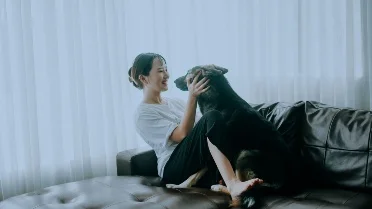 8 behaviors that reveal your dog is emotionally needy